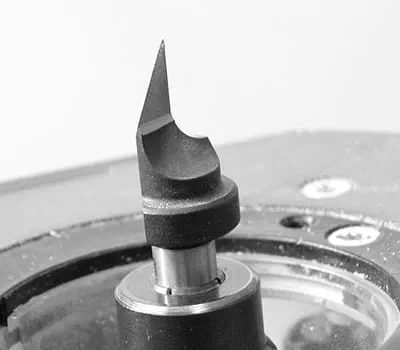 Afbeeldingen en letters in hout frezen met de bovenfrees